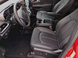 Red Chrysler Pacifica 2025 in Jelgava, with an engine capacity of 3.60 L and mileage of 18 thousand km for 44900 €, photo 8 on AUTOMOTO.COM.LV