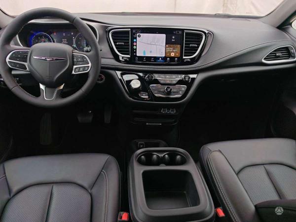 Red Chrysler Pacifica 2025 in Jelgava, with an engine capacity of 3.60 L and mileage of 18 thousand km for 44900 €, photo 8 on AUTOMOTO.COM.LV