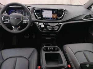 Red Chrysler Pacifica 2025 in Jelgava, with an engine capacity of 3.60 L and mileage of 18 thousand km for 44900 €, photo 9 on AUTOMOTO.COM.LV