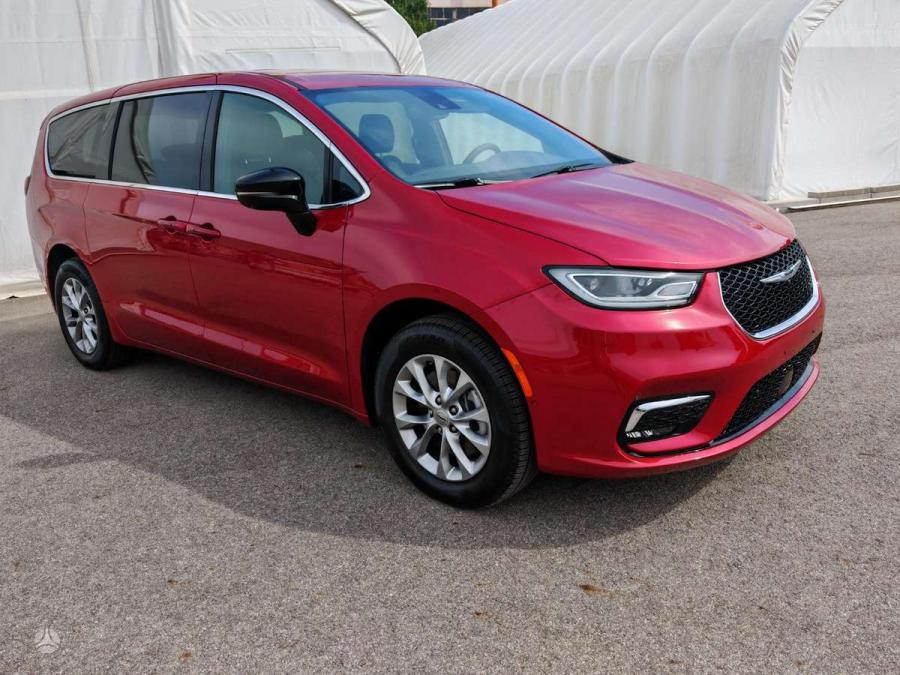 Red Chrysler Pacifica 2025 in Jelgava, with an engine capacity of 3.60 L and mileage of 18 thousand km for 44900 €, photo 33 on AUTOMOTO.COM.LV