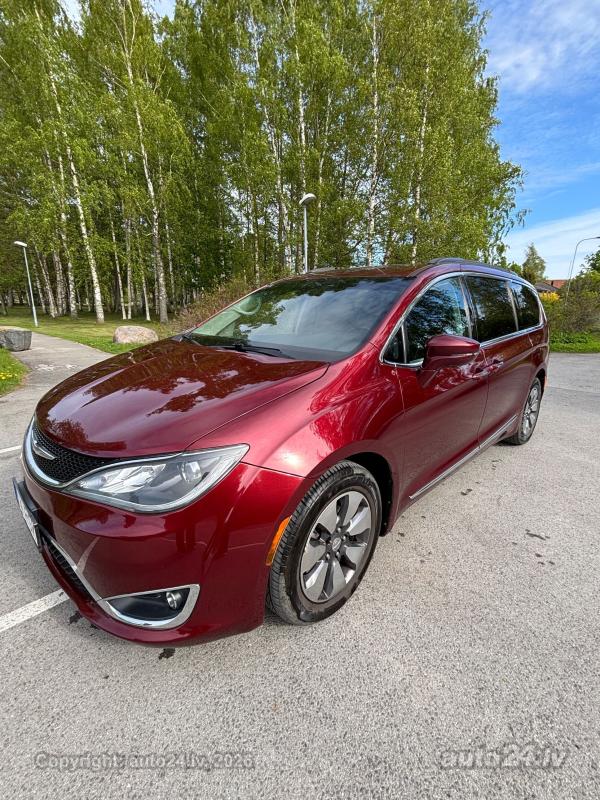 Red Chrysler Pacifica 2016 in Tallinn, with an engine capacity of 3.60 L and mileage of 262 thousand km for 18900 €, photo 2 on AUTOMOTO.COM.LV