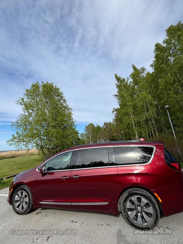 Red Chrysler Pacifica 2016 in Tallinn, with an engine capacity of 3.60 L and mileage of 262 thousand km for 18900 €, photo 3 on AUTOMOTO.COM.LV