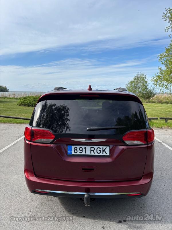 Red Chrysler Pacifica 2016 in Tallinn, with an engine capacity of 3.60 L and mileage of 262 thousand km for 18900 €, photo 4 on AUTOMOTO.COM.LV