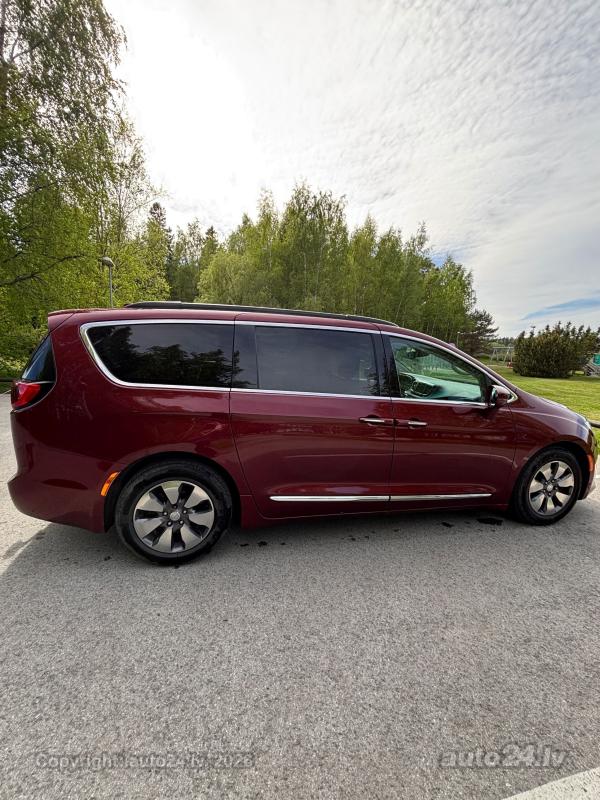 Red Chrysler Pacifica 2016 in Tallinn, with an engine capacity of 3.60 L and mileage of 262 thousand km for 18900 €, photo 5 on AUTOMOTO.COM.LV