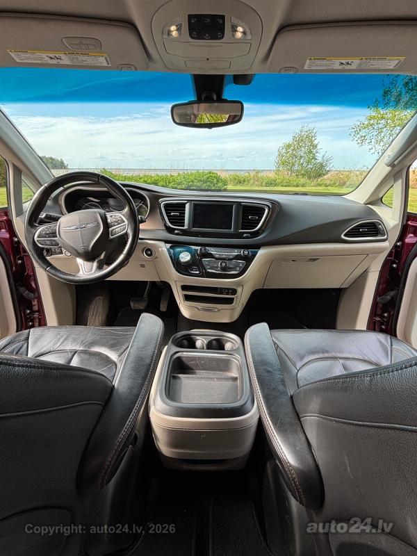 Red Chrysler Pacifica 2016 in Tallinn, with an engine capacity of 3.60 L and mileage of 262 thousand km for 18900 €, photo 9 on AUTOMOTO.COM.LV