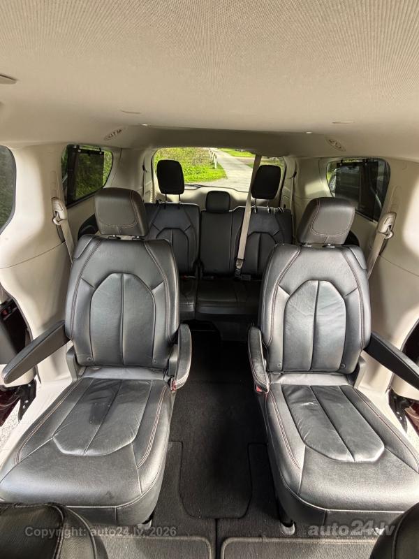 Red Chrysler Pacifica 2016 in Tallinn, with an engine capacity of 3.60 L and mileage of 262 thousand km for 18900 €, photo 10 on AUTOMOTO.COM.LV