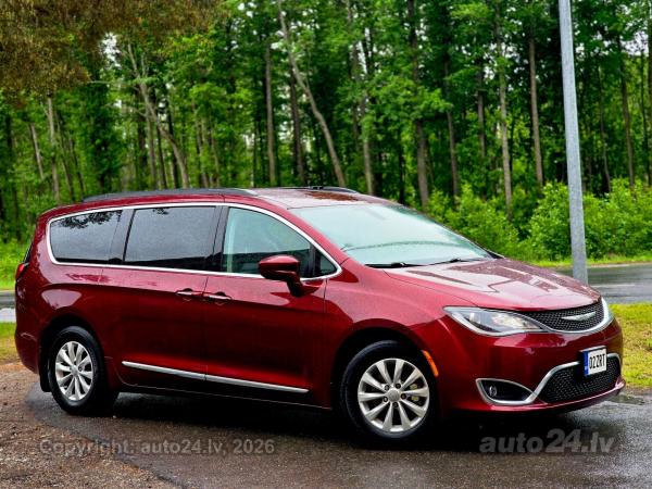 Red Chrysler Pacifica 2017 in Tallinn, with an engine capacity of 3.60 L and mileage of 121 thousand km for 11490 €, photo 1 on AUTOMOTO.COM.LV