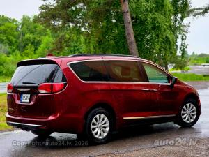 Sarkans Chrysler Pacifica 2017 Tallina, ar dzinēja tilpumu 3.60 L un nobraukumu 121 tūkst. km par 11490 €, foto 4 vietnē AUTOMOTO.COM.LV