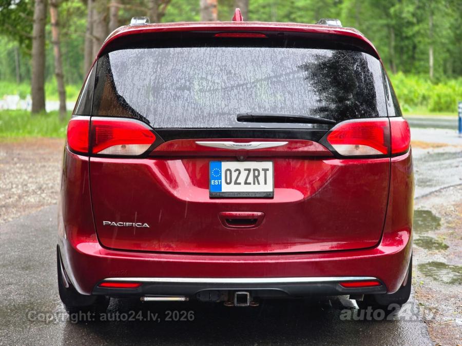 Sarkans Chrysler Pacifica 2017 Tallina, ar dzinēja tilpumu 3.60 L un nobraukumu 121 tūkst. km par 11490 €, foto 5 vietnē AUTOMOTO.COM.LV