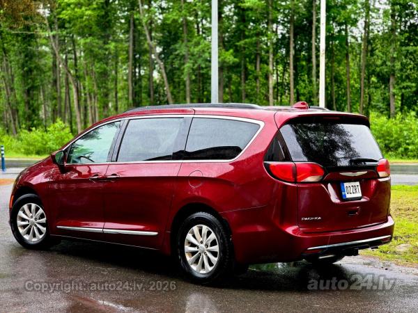 Red Chrysler Pacifica 2017 in Tallinn, with an engine capacity of 3.60 L and mileage of 121 thousand km for 11490 €, photo 5 on AUTOMOTO.COM.LV