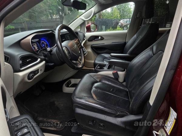 Red Chrysler Pacifica 2017 in Tallinn, with an engine capacity of 3.60 L and mileage of 121 thousand km for 11490 €, photo 7 on AUTOMOTO.COM.LV