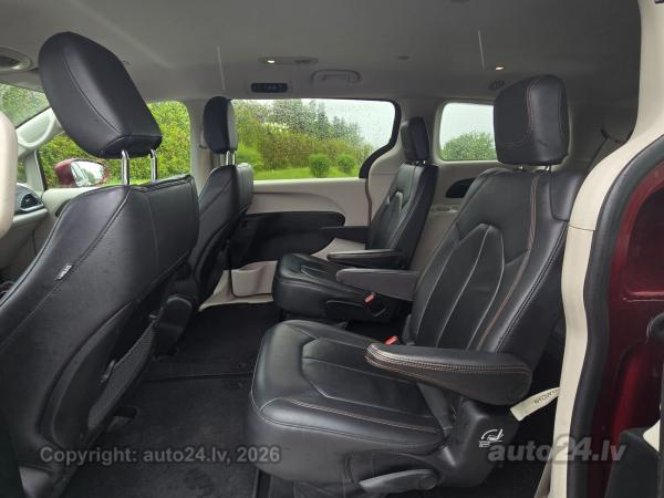 Red Chrysler Pacifica 2017 in Tallinn, with an engine capacity of 3.60 L and mileage of 121 thousand km for 11490 €, photo 10 on AUTOMOTO.COM.LV