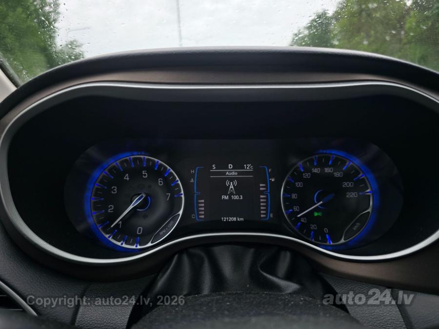 Sarkans Chrysler Pacifica 2017 Tallina, ar dzinēja tilpumu 3.60 L un nobraukumu 121 tūkst. km par 11490 €, foto 16 vietnē AUTOMOTO.COM.LV