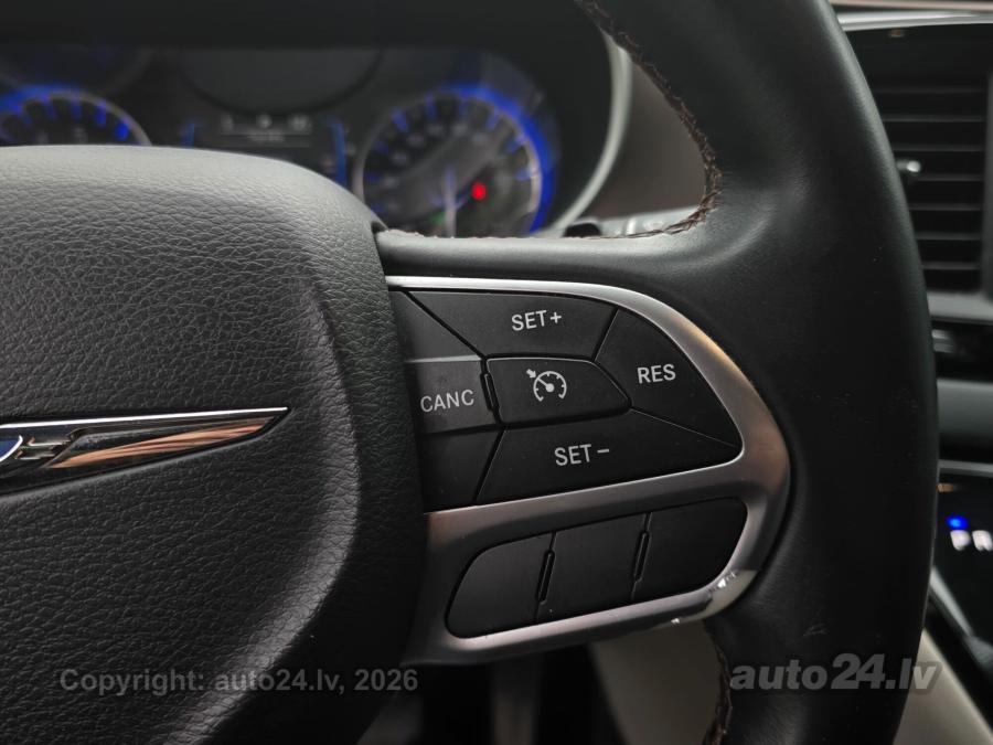 Sarkans Chrysler Pacifica 2017 Tallina, ar dzinēja tilpumu 3.60 L un nobraukumu 121 tūkst. km par 11490 €, foto 19 vietnē AUTOMOTO.COM.LV
