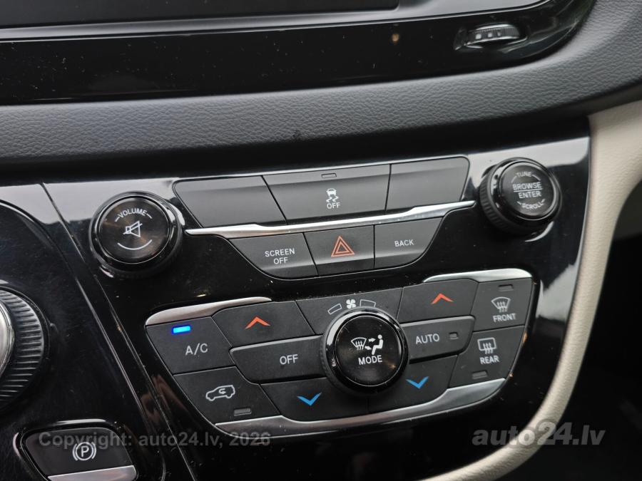 Sarkans Chrysler Pacifica 2017 Tallina, ar dzinēja tilpumu 3.60 L un nobraukumu 121 tūkst. km par 11490 €, foto 20 vietnē AUTOMOTO.COM.LV