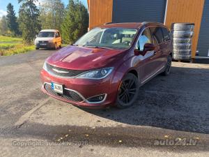 Sarkans Chrysler Pacifica 2017 Tallina, ar dzinēja tilpumu 3.60 L un nobraukumu 170 tūkst. km par 17000 €, foto  vietnē AUTOMOTO.COM.LV