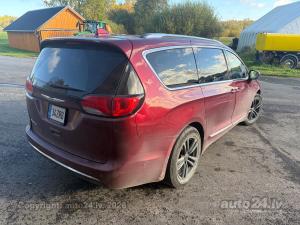 Red Chrysler Pacifica 2017 in Tallinn, with an engine capacity of 3.60 L and mileage of 170 thousand km for 17000 €, photo 5 on AUTOMOTO.COM.LV