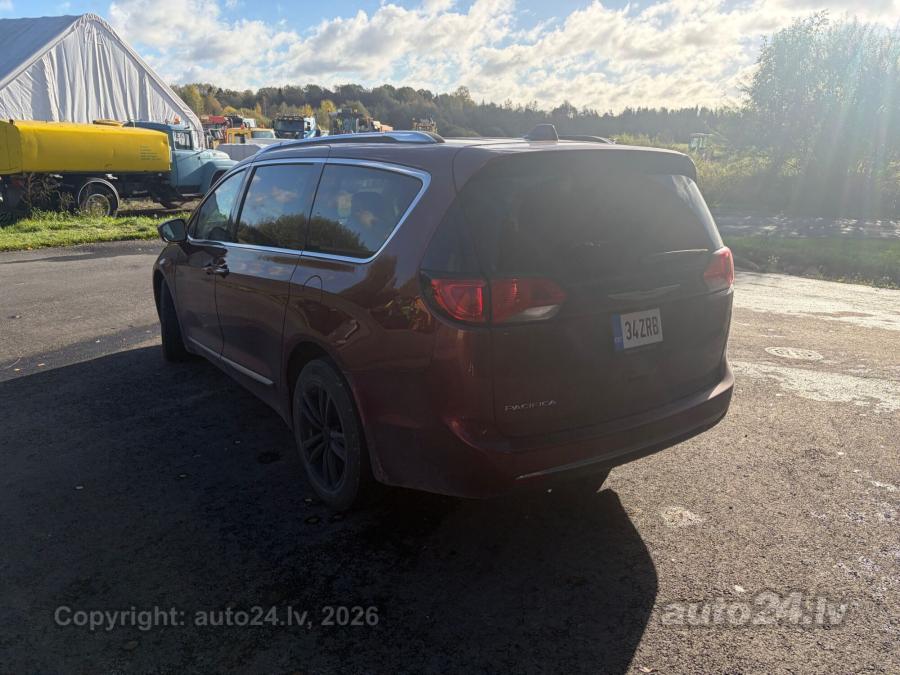 Red Chrysler Pacifica 2017 in Tallinn, with an engine capacity of 3.60 L and mileage of 170 thousand km for 17000 €, photo 7 on AUTOMOTO.COM.LV