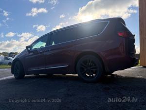 Red Chrysler Pacifica 2017 in Tallinn, with an engine capacity of 3.60 L and mileage of 170 thousand km for 17000 €, photo 8 on AUTOMOTO.COM.LV