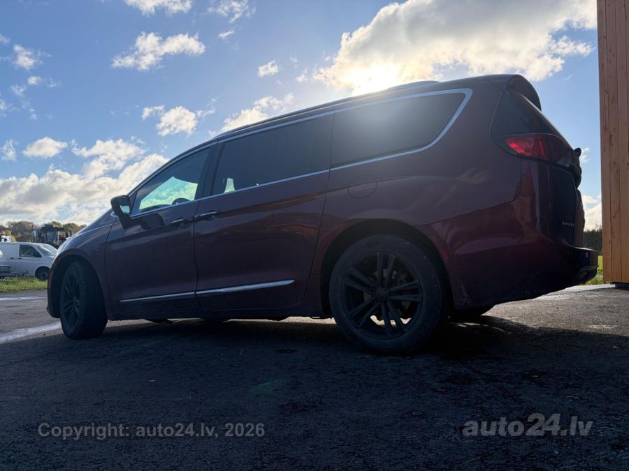 Red Chrysler Pacifica 2017 in Tallinn, with an engine capacity of 3.60 L and mileage of 170 thousand km for 17000 €, photo 8 on AUTOMOTO.COM.LV