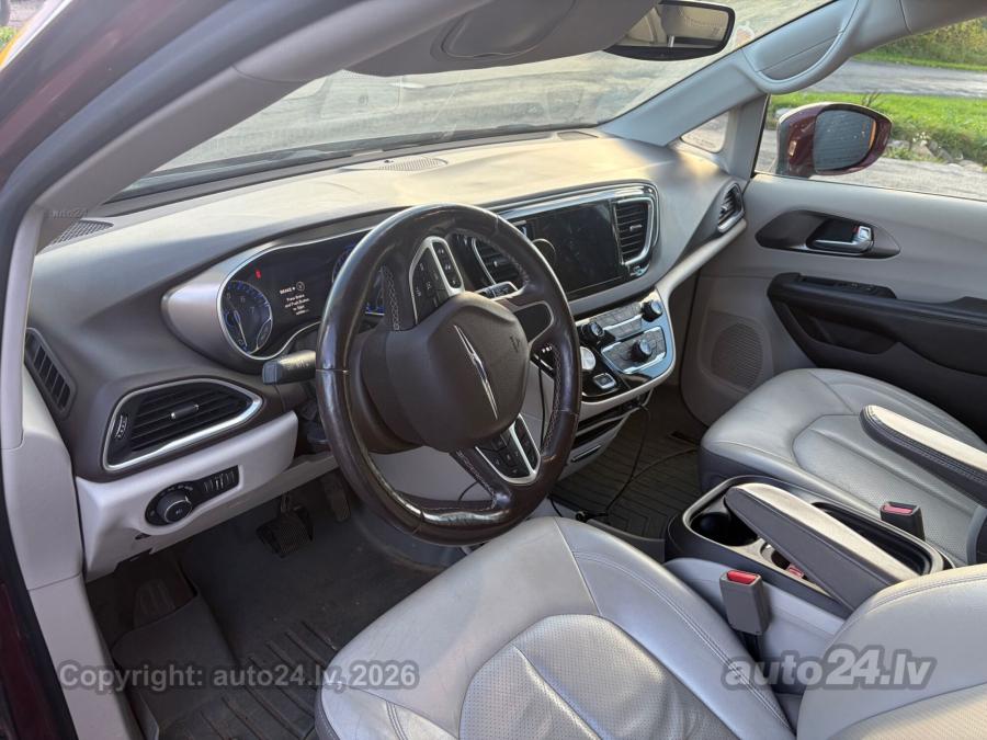 Red Chrysler Pacifica 2017 in Tallinn, with an engine capacity of 3.60 L and mileage of 170 thousand km for 17000 €, photo 9 on AUTOMOTO.COM.LV