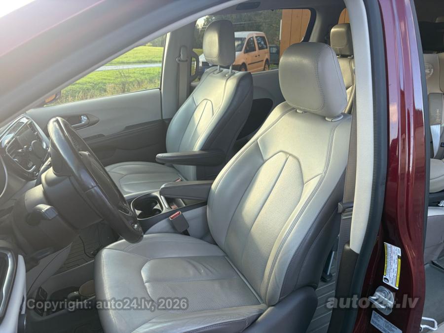 Red Chrysler Pacifica 2017 in Tallinn, with an engine capacity of 3.60 L and mileage of 170 thousand km for 17000 €, photo 10 on AUTOMOTO.COM.LV