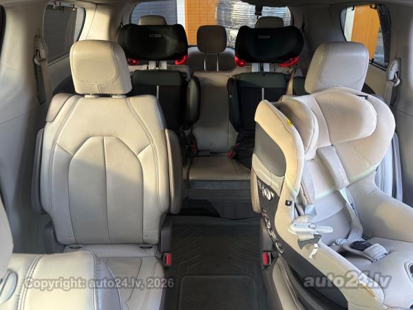 Red Chrysler Pacifica 2017 in Tallinn, with an engine capacity of 3.60 L and mileage of 170 thousand km for 17000 €, photo 11 on AUTOMOTO.COM.LV