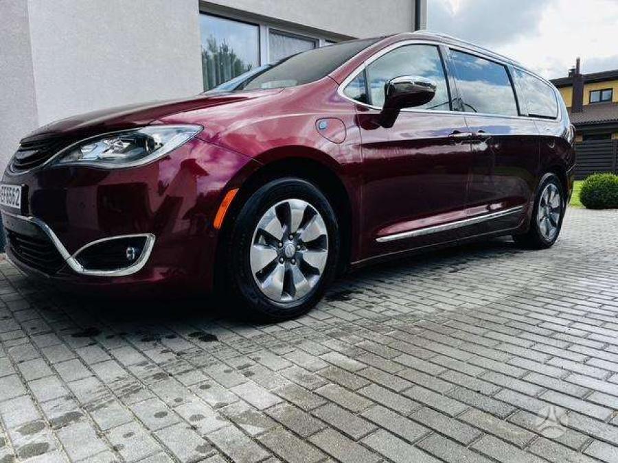 Red Chrysler Pacifica 2018 in Klaipeda, with an engine capacity of 3.60 L and mileage of 175 thousand km for 16800 €, photo 1 on AUTOMOTO.COM.LV