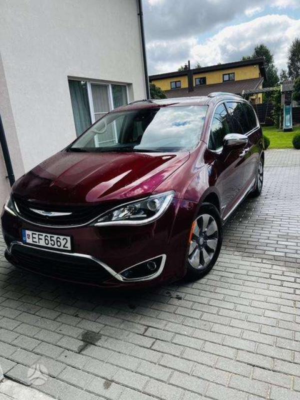 Red Chrysler Pacifica 2018 in Klaipeda, with an engine capacity of 3.60 L and mileage of 175 thousand km for 16800 €, photo 3 on AUTOMOTO.COM.LV