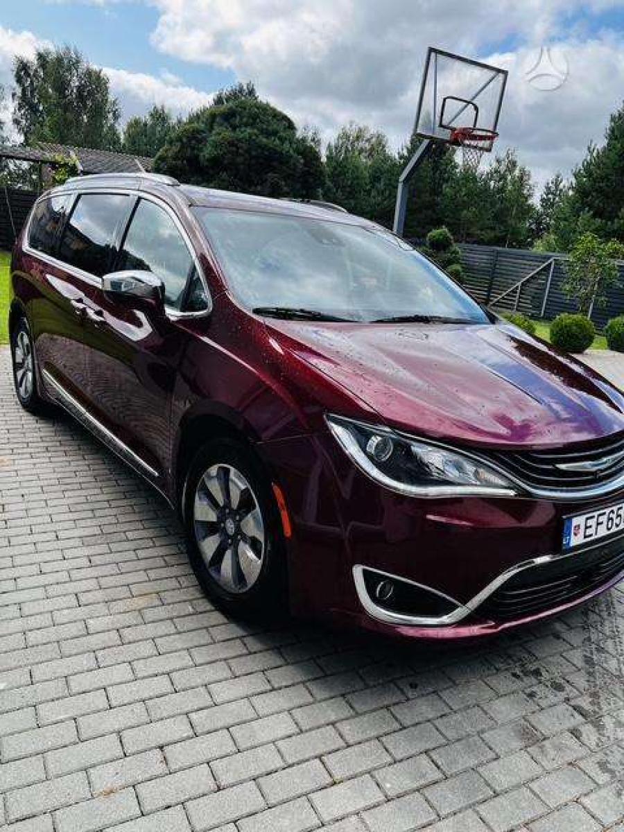 Red Chrysler Pacifica 2018 in Klaipeda, with an engine capacity of 3.60 L and mileage of 175 thousand km for 16800 €, photo 4 on AUTOMOTO.COM.LV