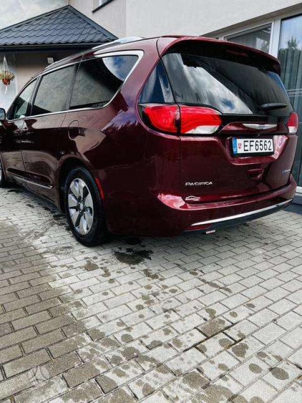 Red Chrysler Pacifica 2018 in Klaipeda, with an engine capacity of 3.60 L and mileage of 175 thousand km for 16800 €, photo 5 on AUTOMOTO.COM.LV