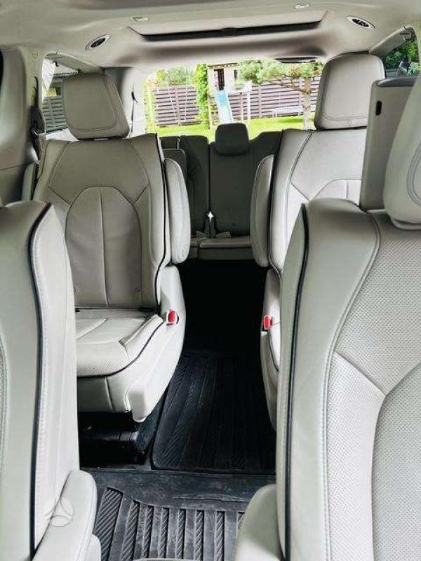 Red Chrysler Pacifica 2018 in Klaipeda, with an engine capacity of 3.60 L and mileage of 175 thousand km for 16800 €, photo 8 on AUTOMOTO.COM.LV