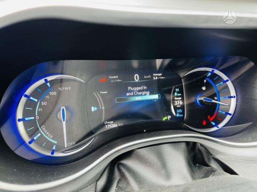 Red Chrysler Pacifica 2018 in Klaipeda, with an engine capacity of 3.60 L and mileage of 175 thousand km for 16800 €, photo 11 on AUTOMOTO.COM.LV