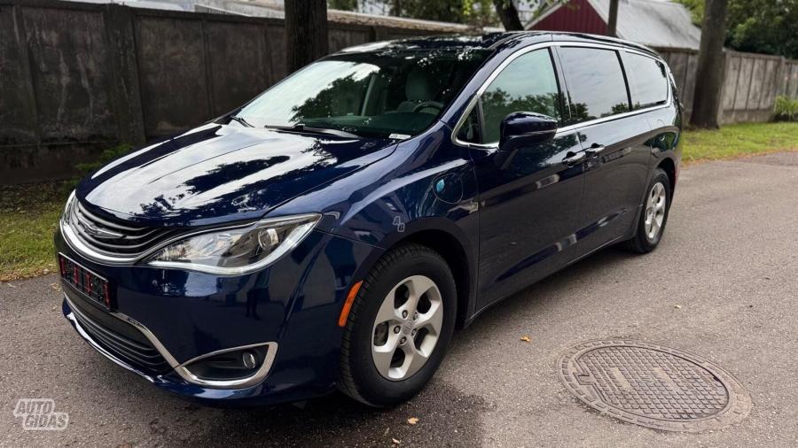 Violet Chrysler Pacifica 2018 in Kaunas, with an engine capacity of 3.60 L and mileage of 162 thousand km for 17999 €, photo 1 on AUTOMOTO.COM.LV