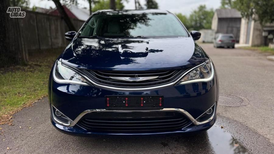 Violet Chrysler Pacifica 2018 in Kaunas, with an engine capacity of 3.60 L and mileage of 162 thousand km for 17999 €, photo 3 on AUTOMOTO.COM.LV