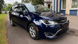 Violet Chrysler Pacifica 2018 in Kaunas, with an engine capacity of 3.60 L and mileage of 162 thousand km for 17999 €, photo 4 on AUTOMOTO.COM.LV