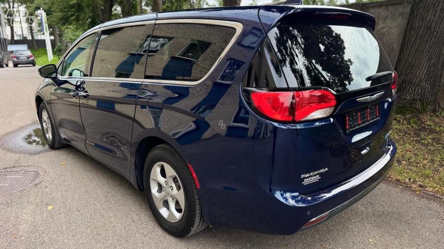 Violet Chrysler Pacifica 2018 in Kaunas, with an engine capacity of 3.60 L and mileage of 162 thousand km for 17999 €, photo 5 on AUTOMOTO.COM.LV