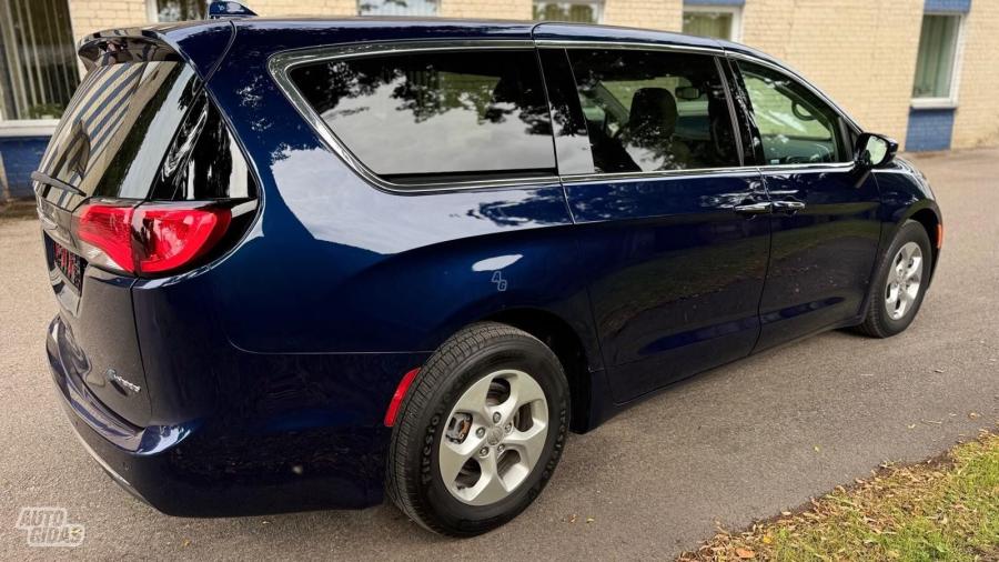 Violet Chrysler Pacifica 2018 in Kaunas, with an engine capacity of 3.60 L and mileage of 162 thousand km for 17999 €, photo 6 on AUTOMOTO.COM.LV