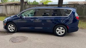 Violet Chrysler Pacifica 2018 in Kaunas, with an engine capacity of 3.60 L and mileage of 162 thousand km for 17999 €, photo 8 on AUTOMOTO.COM.LV