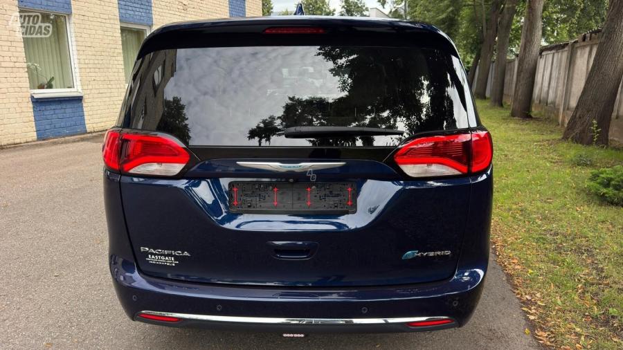 Violet Chrysler Pacifica 2018 in Kaunas, with an engine capacity of 3.60 L and mileage of 162 thousand km for 17999 €, photo 10 on AUTOMOTO.COM.LV