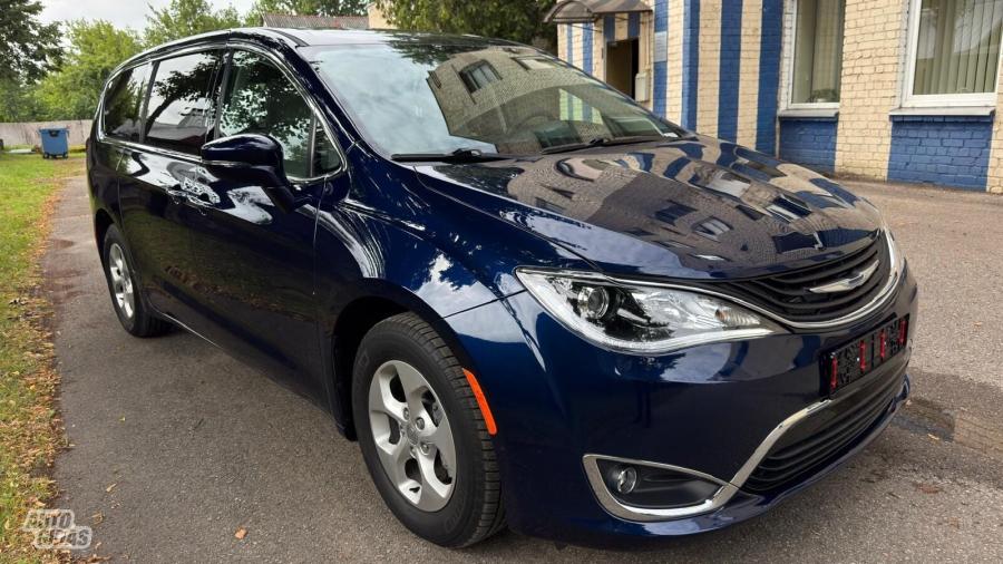 Violet Chrysler Pacifica 2018 in Kaunas, with an engine capacity of 3.60 L and mileage of 162 thousand km for 17999 €, photo 11 on AUTOMOTO.COM.LV