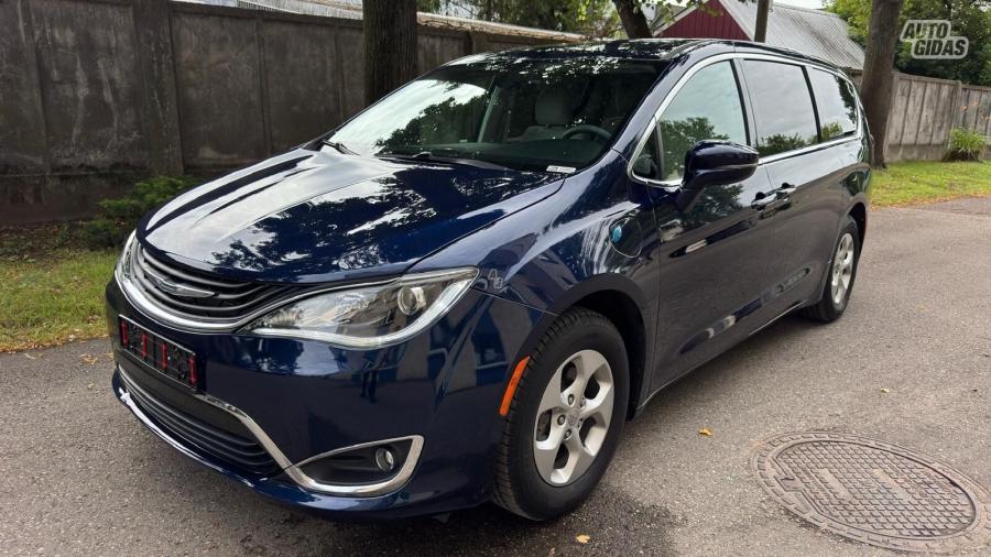 Violet Chrysler Pacifica 2018 in Kaunas, with an engine capacity of 3.60 L and mileage of 162 thousand km for 17999 €, photo 12 on AUTOMOTO.COM.LV