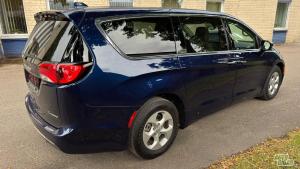 Violet Chrysler Pacifica 2018 in Kaunas, with an engine capacity of 3.60 L and mileage of 162 thousand km for 17999 €, photo 13 on AUTOMOTO.COM.LV