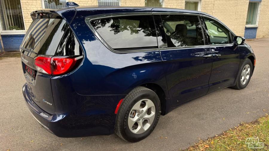 Violet Chrysler Pacifica 2018 in Kaunas, with an engine capacity of 3.60 L and mileage of 162 thousand km for 17999 €, photo 13 on AUTOMOTO.COM.LV