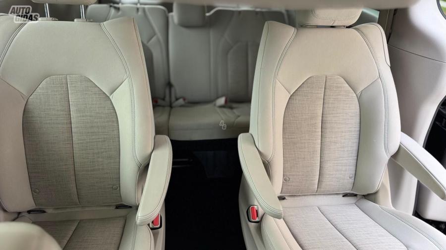 Violet Chrysler Pacifica 2018 in Kaunas, with an engine capacity of 3.60 L and mileage of 162 thousand km for 17999 €, photo 23 on AUTOMOTO.COM.LV