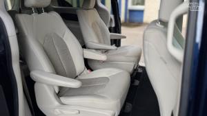 Violet Chrysler Pacifica 2018 in Kaunas, with an engine capacity of 3.60 L and mileage of 162 thousand km for 17999 €, photo 25 on AUTOMOTO.COM.LV