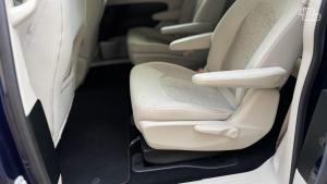 Violet Chrysler Pacifica 2018 in Kaunas, with an engine capacity of 3.60 L and mileage of 162 thousand km for 17999 €, photo 26 on AUTOMOTO.COM.LV