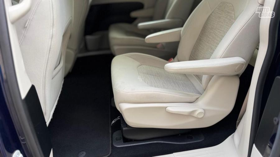 Violet Chrysler Pacifica 2018 in Kaunas, with an engine capacity of 3.60 L and mileage of 162 thousand km for 17999 €, photo 26 on AUTOMOTO.COM.LV
