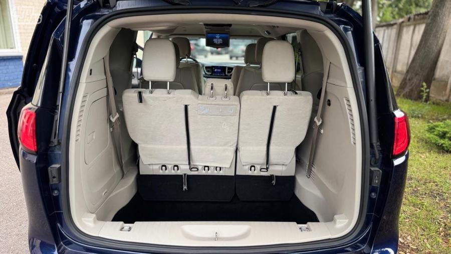 Violet Chrysler Pacifica 2018 in Kaunas, with an engine capacity of 3.60 L and mileage of 162 thousand km for 17999 €, photo 27 on AUTOMOTO.COM.LV