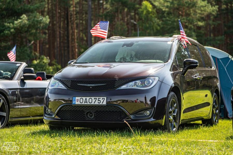 Violet Chrysler Pacifica 2018 in Varena, with an engine capacity of 3.60 L and mileage of 234 thousand km for 15999 €, photo 1 on AUTOMOTO.COM.LV